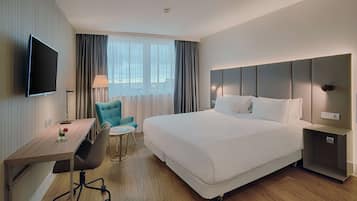 Minibar, cofre no quarto, secretária, quartos insonorizados
