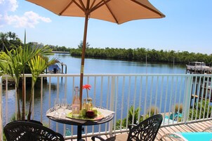 Suite-Estúdio Panorâmica, 1 cama king-size, varanda, vista para o mar | Terraço/pátio interior