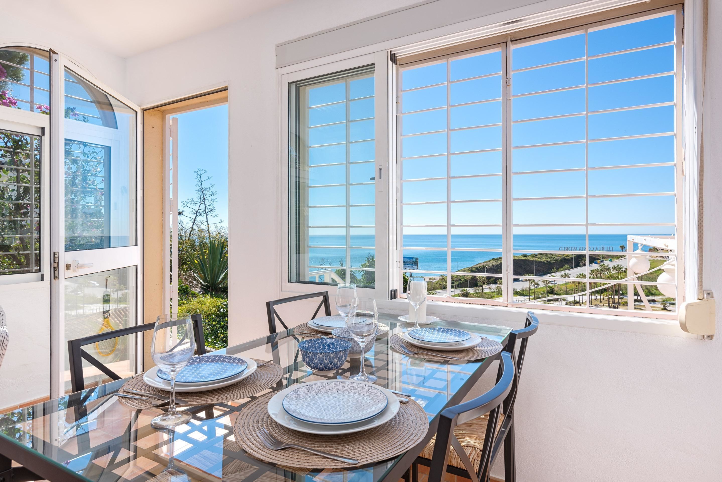 Apartamento, 2 quartos, terraço | Refeições no quarto