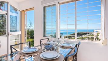 Apartamento, 2 quartos, terraço | Refeições no quarto