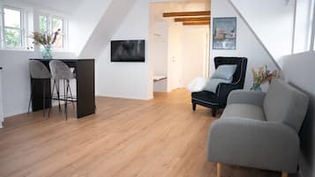 Penthouse Deluxe | Sala de estar | Smart TV de 50 polegadas com canais digitais, televisor