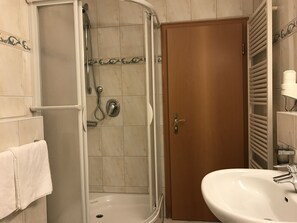 Um polibã, um secador de cabelo, toalhas fornecidas, sabão 