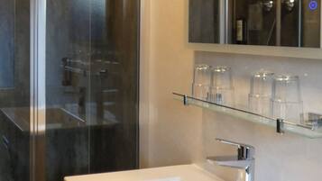 Quarto Quádruplo Comfort | Casa de banho | Um secador de cabelo, toalhas fornecidas, sabão, champô