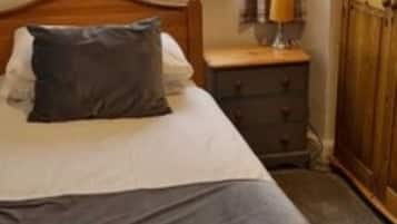 Quarto solteiro, 1 cama de solteiro, para não fumantes | Escrivaninha, ferros/tábuas de passar roupa, Wi-Fi de cortesia