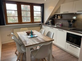 Apartamento família, várias camas, hipoalérgico, vista para o jardim | Opções para refeição no quarto