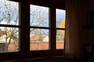 Apartamento família, várias camas, hipoalérgico, vista para o jardim | Vista do quarto