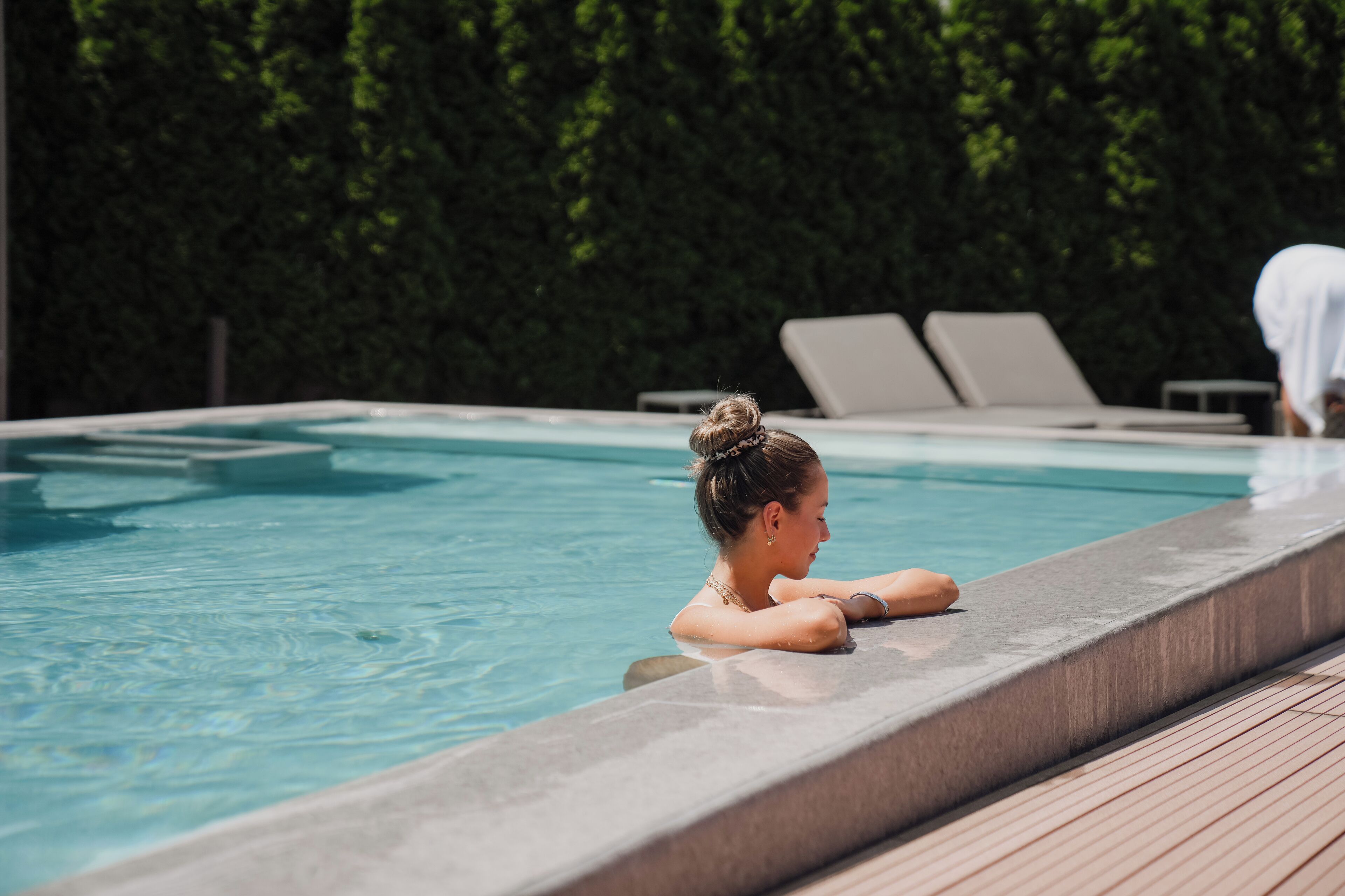 Piscina interna, piscina externa, guarda-sóis, espreguiçadeiras
