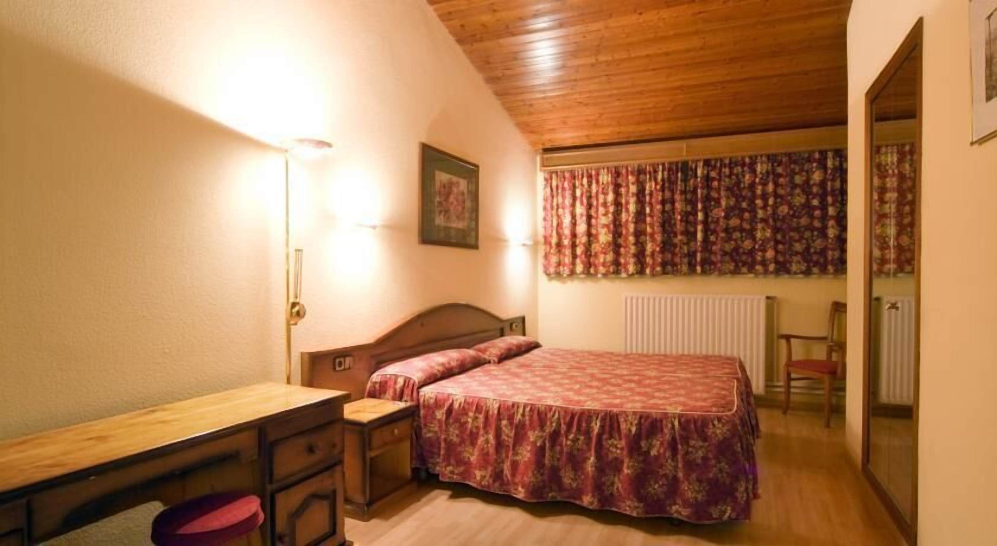 Minibar, cofre no quarto, secretária 