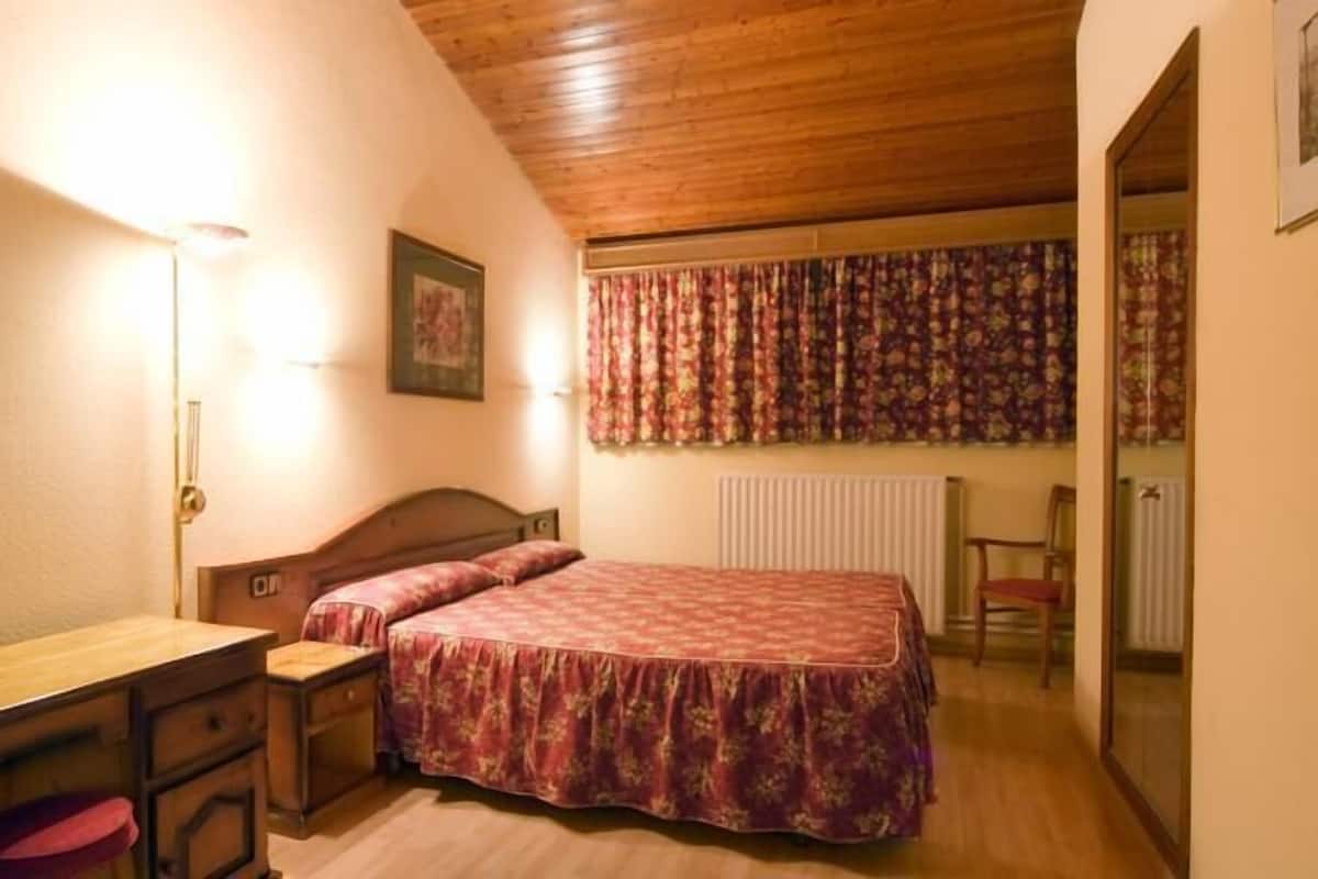 Minibar, cofre no quarto, secretária 