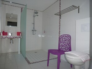 Quarto Duplo, acessível | Casa de banho | Um polibã, artigos de higiene pessoal grátis, toalhas fornecidas 