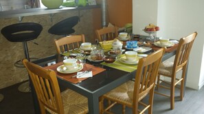 Pequeno-almoço continental diário (7.5 EUR por pessoa) 