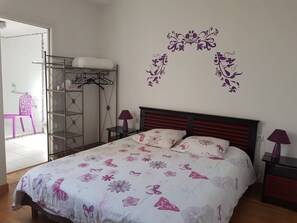 Com decoração personalizada, com mobília individualizada 