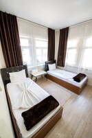 Quarto Twin Clássico, 2 camas individuais | Cofre no quarto, secretária, quartos insonorizados, Wi-fi grátis 