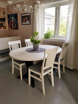 Casa, 4 quartos | Opções para refeição no quarto