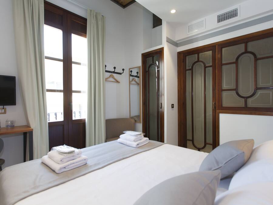 Quarto Clássico com Cama de Casal, 1 cama queen-size, Vista para a cidade | Minibar, com decoração personalizada, com mobília individualizada