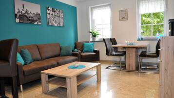 Apartamento Comfort em Condomínio Fechado, 2 quartos, não fumadores, terraço | Sala de estar | Smart TV de 32 polegadas com canais via satélite, leitor de DVD