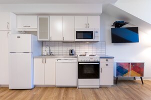 Loft B301 | Cozinha privada | Minifrigorífico, um micro-ondas, um forno, uma placa de cozinha 
