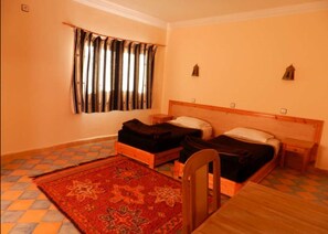Quarto Duplo ou Twin | Cortinas/cortinados opacos, camas desdobráveis, roupa de cama fornecida 