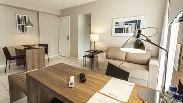 Loft, cozinha (Loft com Cozinha) | Roupa de alta qualidade, minibar, cofre no quarto