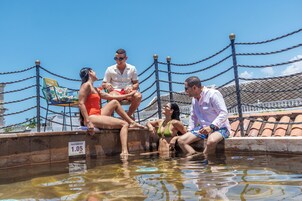 Piscina externa, espreguiçadeiras