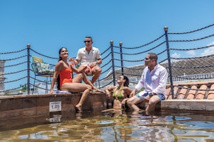 Piscina externa, espreguiçadeiras