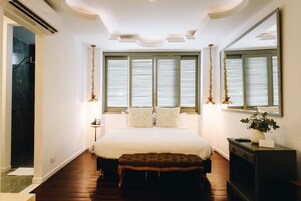 Suíte clássica, 1 cama Queen e sofá-cama | Roupas de cama premium, edredons de pluma, frigobar, cofres nos quartos