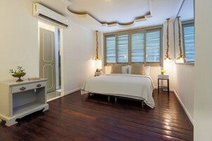 Quarto superior, 1 cama Queen | Roupas de cama premium, edredons de pluma, frigobar, cofres nos quartos