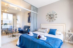 Apartamento, 2 quartos | Sala de estar | Smart TV