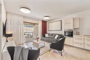 Apartamento Familiar, 3 quartos | Sala de estar | Smart TV 