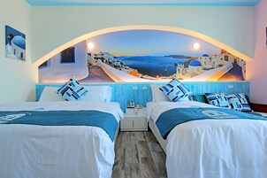 Quarto triplo standard, 1 quarto, vista para o mar | Escrivaninha, cortinas blackout, Wi-Fi de cortesia, roupa de cama