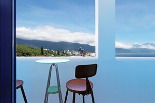 Quarto quádruplo conforto, 2 camas de casal, vista parcial para o mar | Vista do quarto