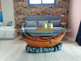 Quarto casal conforto, 1 cama Queen, vista para o oceano, de frente para o mar | Escrivaninha, cortinas blackout, Wi-Fi de cortesia, roupa de cama