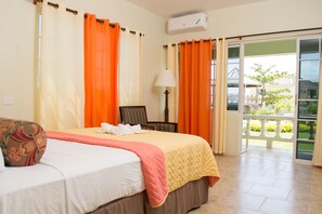 Suíte júnior, 1 quarto | Roupas de cama premium, ferros/tábuas de passar roupa