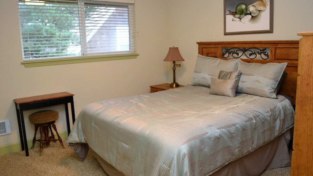 Riverwalk Condominiums #11 – Ground Floor With Private Patio, Close To Beach And - Seaside, OR