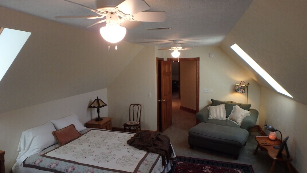 Beautiful Brick And Stone Custom-built Home With Private Beach Rights! Hot Tub! - New Buffalo, MI