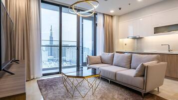 Apartamento, 1 quarto | Sala | Smart TV de 40 polegadas com canais por cabo, televisor