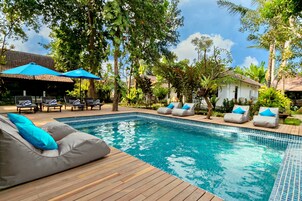 Piscina externa, espreguiçadeiras