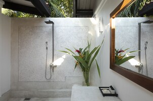 Quarto Duplo | Casa de banho | Artigos de higiene pessoal grátis, um secador de cabelo, roupões 