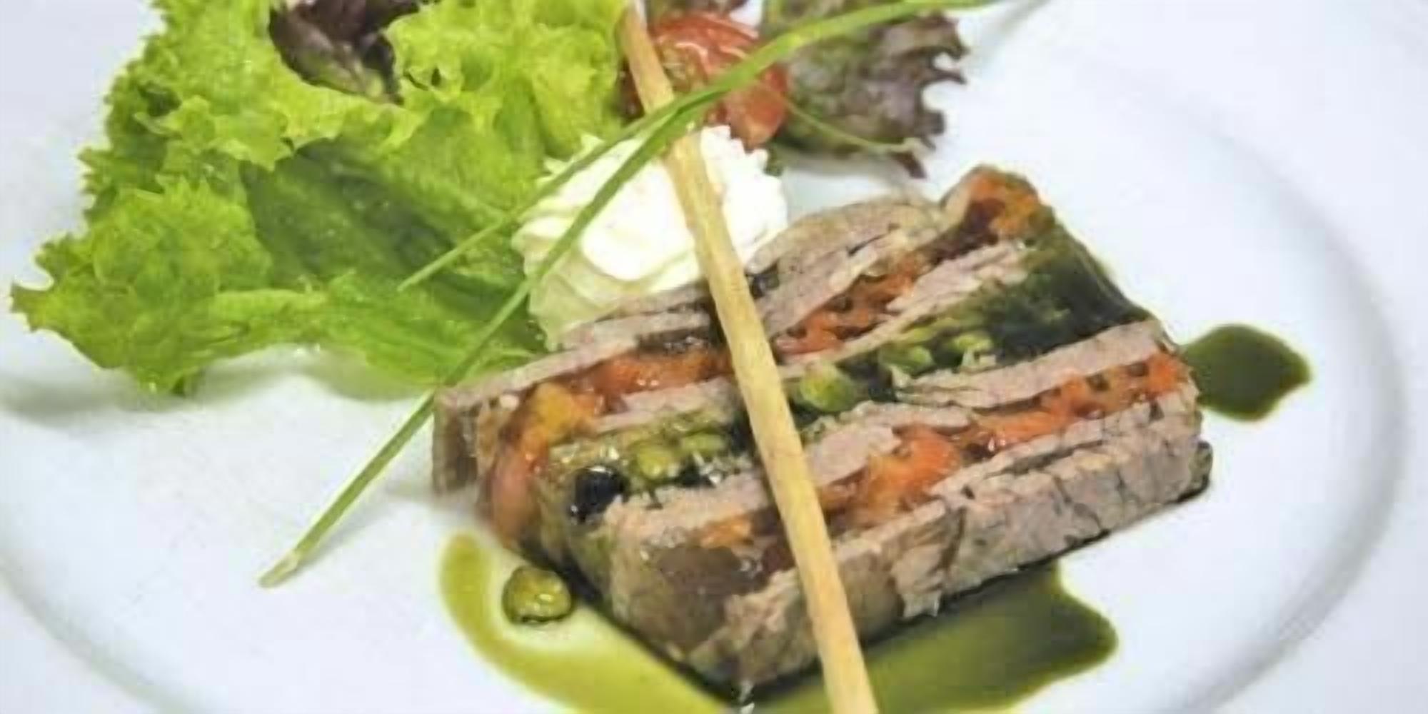 Um prato com carne, legumes e um pouco de molho.