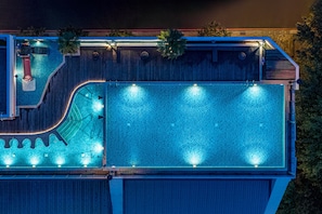 Piscina externa, funciona das 13h às 21h30, guarda-sóis