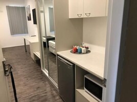 Quarto Duplo ou Twin Deluxe, casa de banho privativa | Cozinha privada | Um frigorífico (a pedido), um micro-ondas, uma cafeteira/bule
