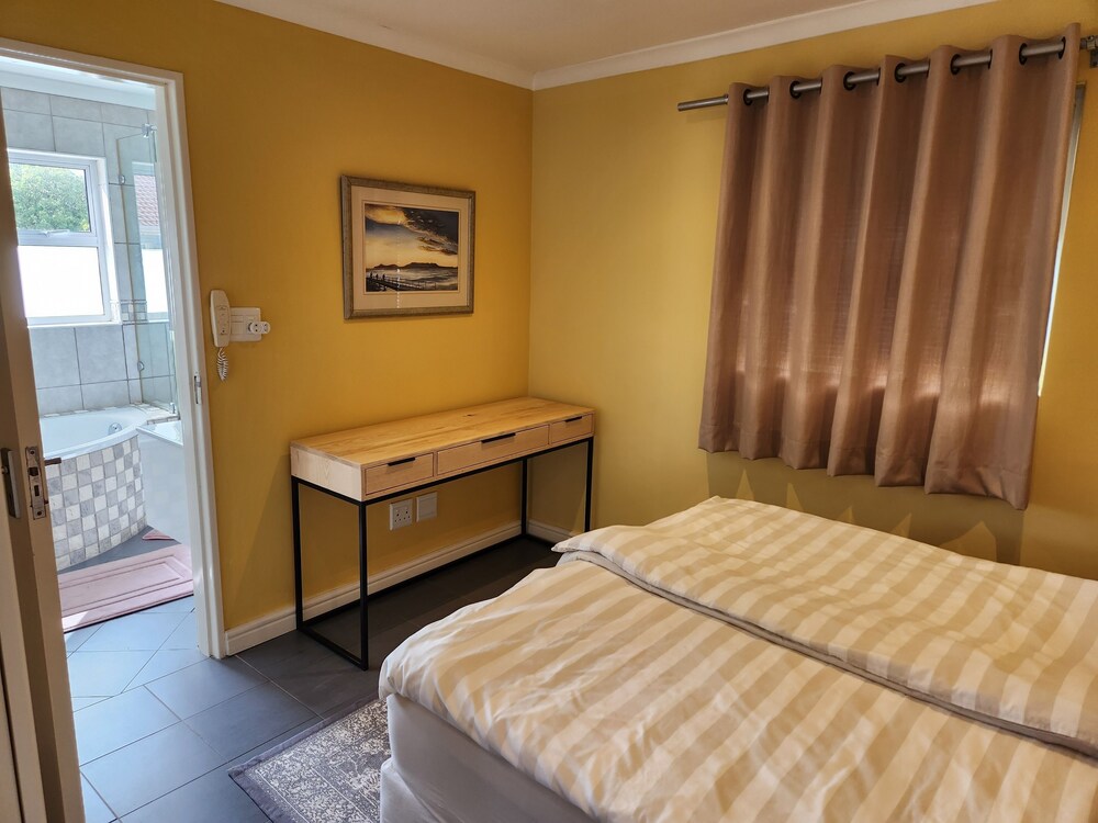 Charming Fully Fitted Double Storey Cottage Near Constantia Village - Cape Town