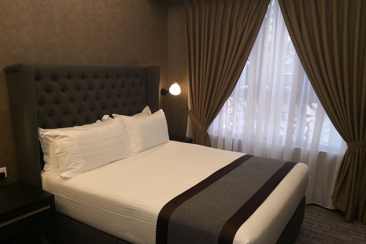 Quarto Empresarial, 1 cama queen-size | Cofre no quarto, cortinas/cortinados opacos, ferro/tábua de engomar