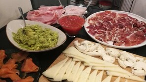 Pequeno-almoço preparado no momento diário mediante uma taxa 