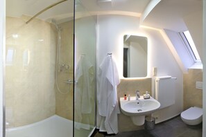 Quarto Duplo Superior | Casa de banho | Um polibã, artigos de higiene pessoal grátis, um secador de cabelo 