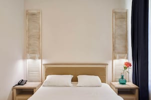 Roupa de alta qualidade, minibar, cofre no quarto, secretária