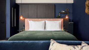Um quarto moderno com uma cama grande, duas mesas de cabeceira e um criado-mudo.