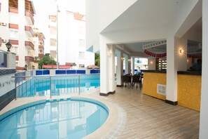 Fachada da propriedade à noite