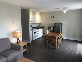 Suite Signature, vista para o lago | Cozinha privada | Um frigorífico, um micro-ondas, um forno, uma placa de cozinha