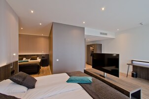 Quarto família | Cofres nos quartos, escrivaninha, quartos à prova de som